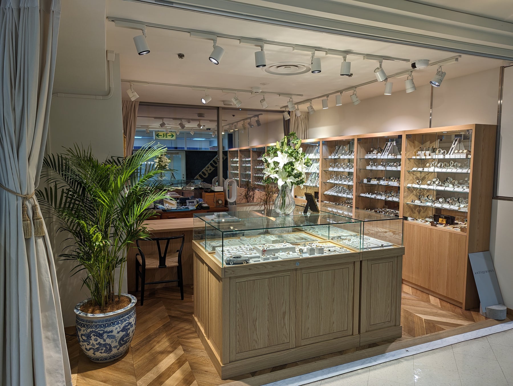 Vintage dress watch specialty store in Ginza, Tokyo - ANTIQURIOUS | 東京 ...